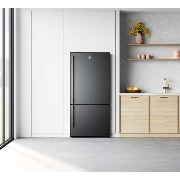 496L UltimateTaste 500 bottom freezer fridge - Matte Black - EBE5007BD ...